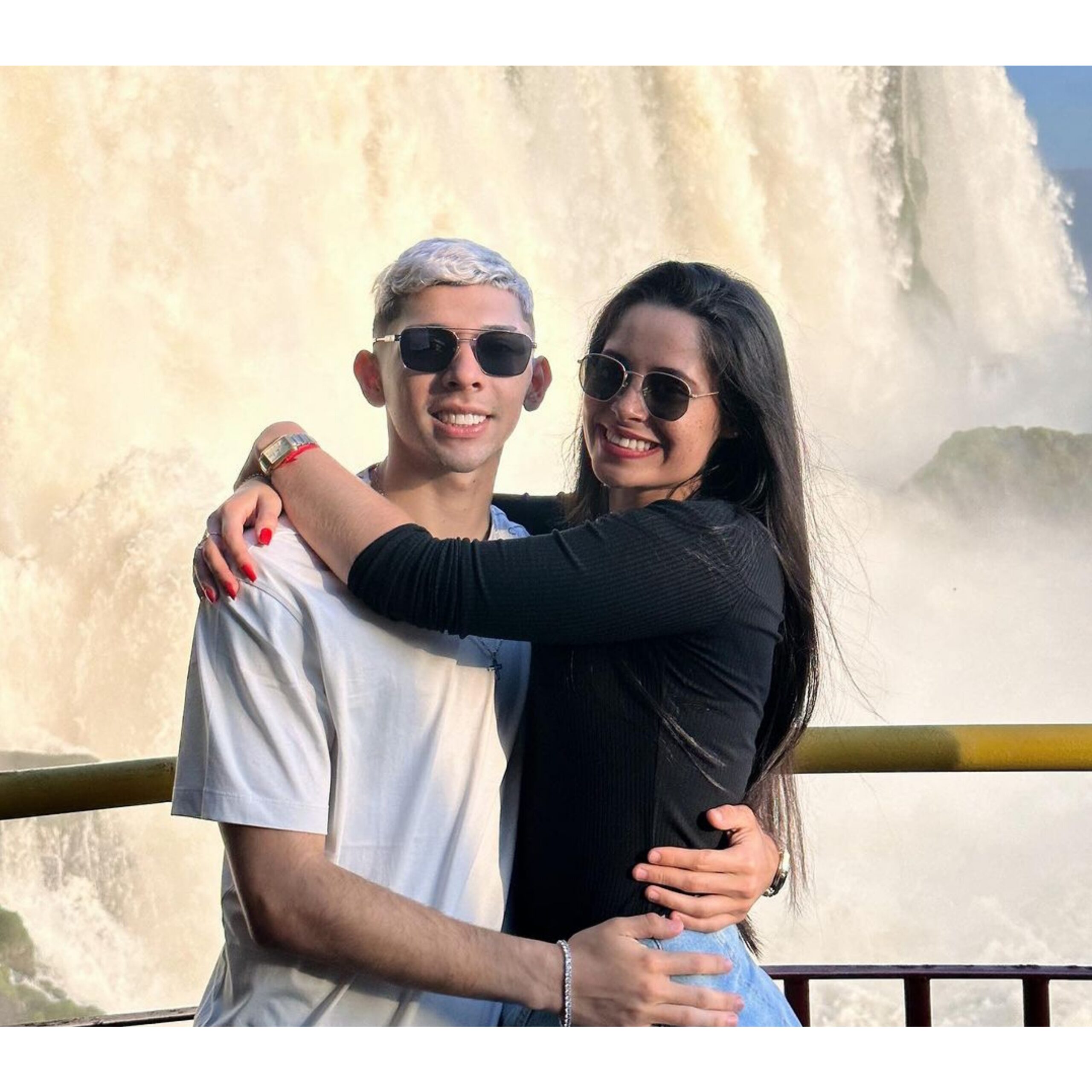 Popular / Julio Enciso mima a su novia desde la distancia