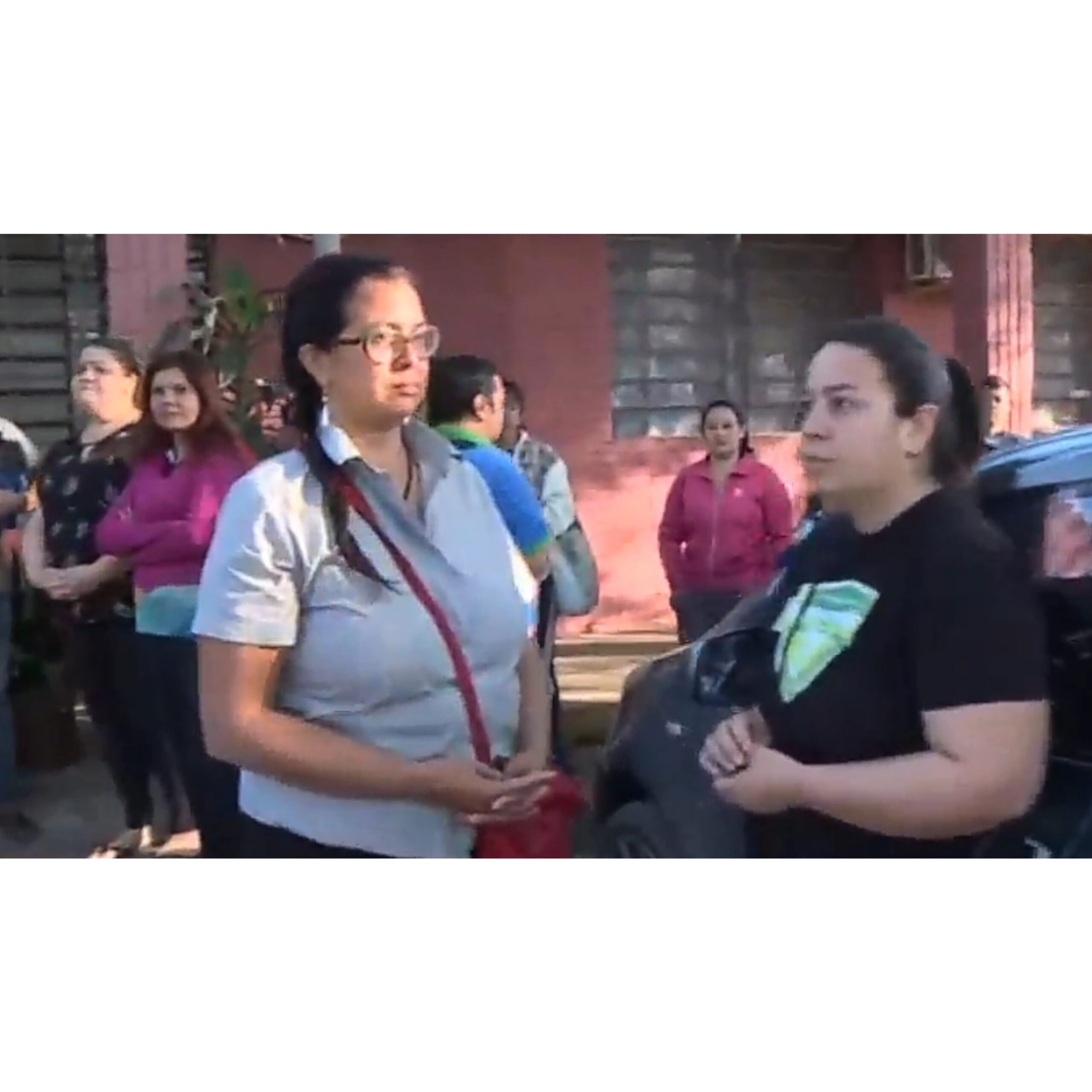 Popular / Denuncian a mamá tarova por agredir a niñas de una escuela