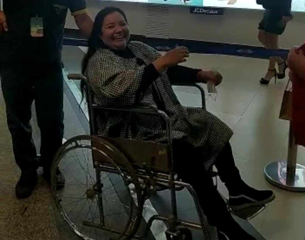 Popular / (VIDEO) Perla llegó a Paraguay en silla de ruedas y preocupa ...