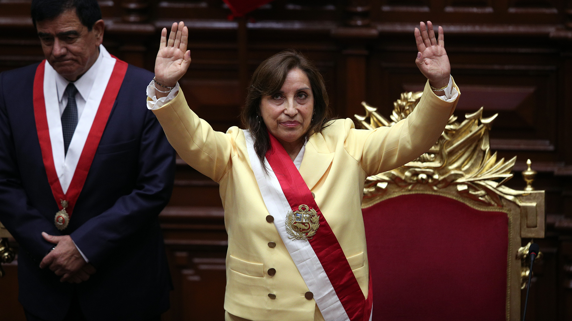 Popular / ¡Dina Boluarte jura como primera presidenta de la historia de Perú!