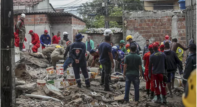 Popular / Al menos 2 muertos y 15 desaparecidos por el derrumbe de un edificio en Brasil