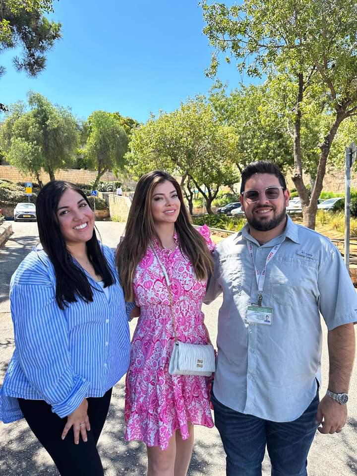 Popular / Reina de belleza se bautizó en el Río Jordán y pasó por el Mar Muerto