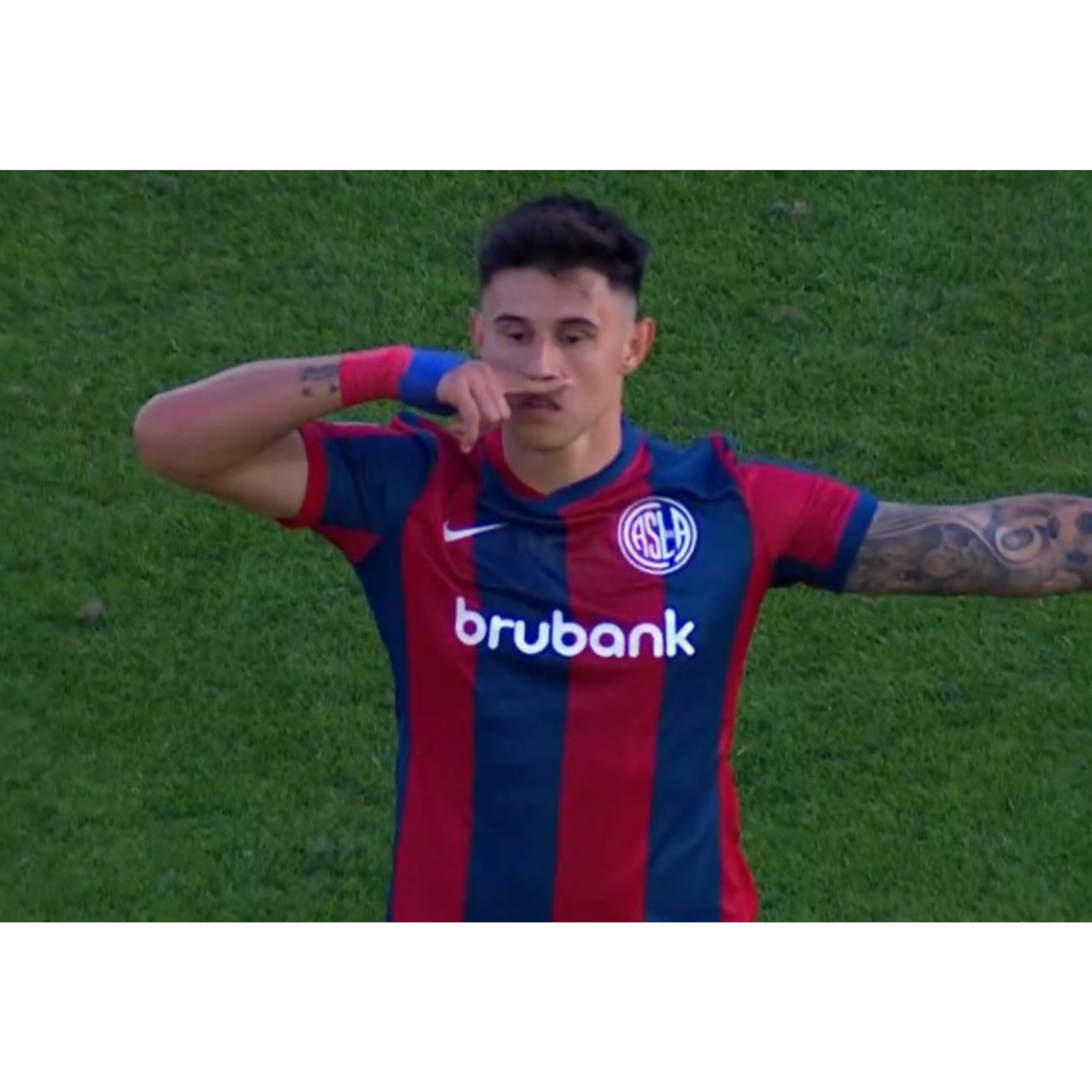 Popular / Adam Bareiro logró el empate de su equipo con un golazo de penal