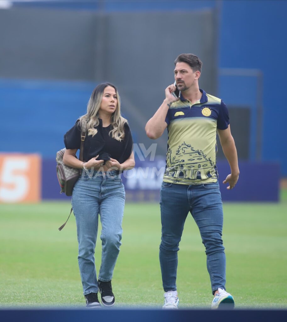 Popular / Jonathan Santana y su doña en el partido de Sportivo Trinidense y Cerro Porteño