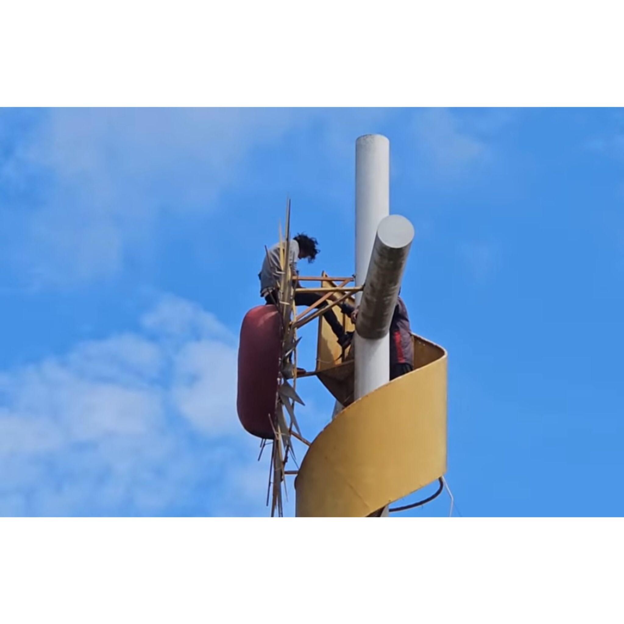 Popular / Subió al monumento de San Roque para "hablar con Jesús"