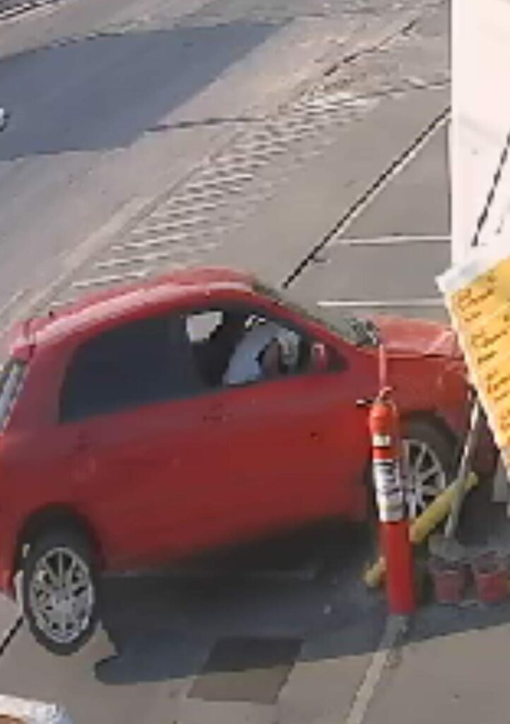 Popular / Argentino tatácho chocó en un surtidor de Pilar