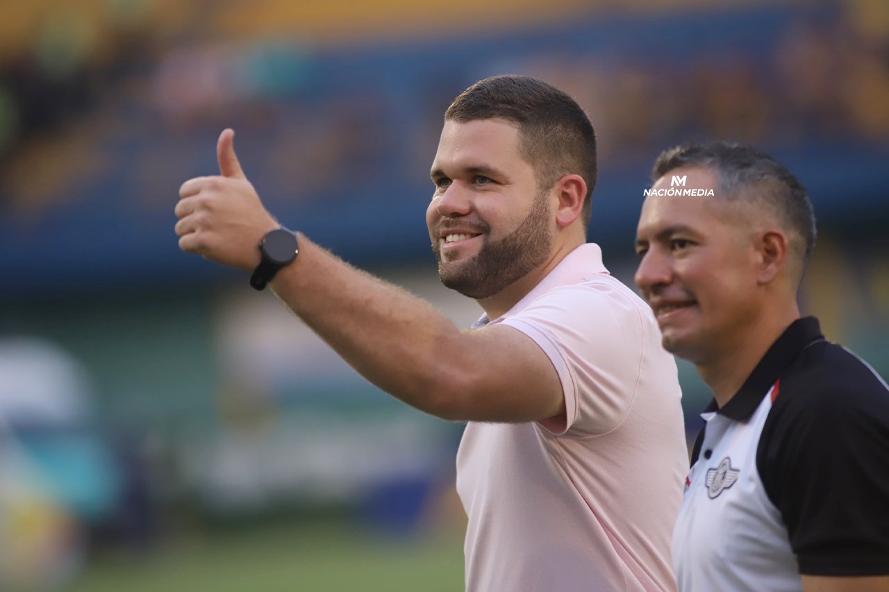 Popular / Libertad avei tiene al DT campeón más joven de la historia