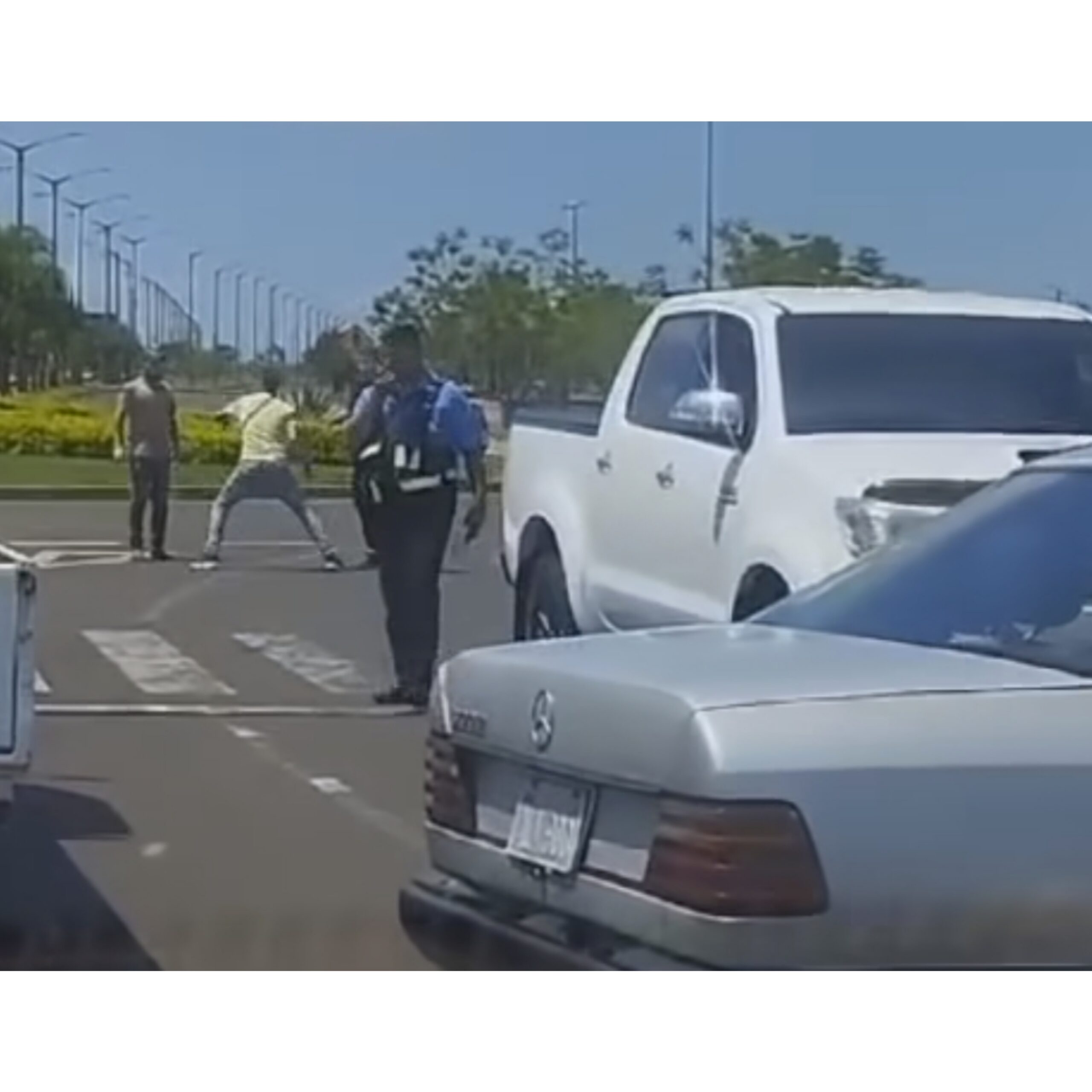 Popular / Conductor tatacho chocó, huyó y agredió a otros