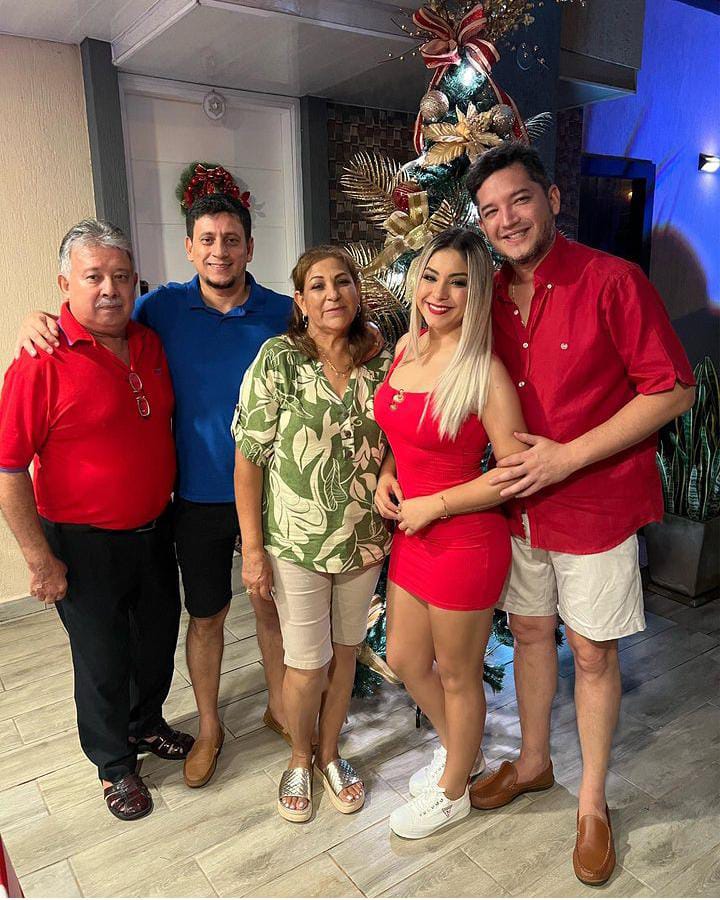 Popular / (GALERIA). La emperatriz Fátima Román y su saludo navideño en ...