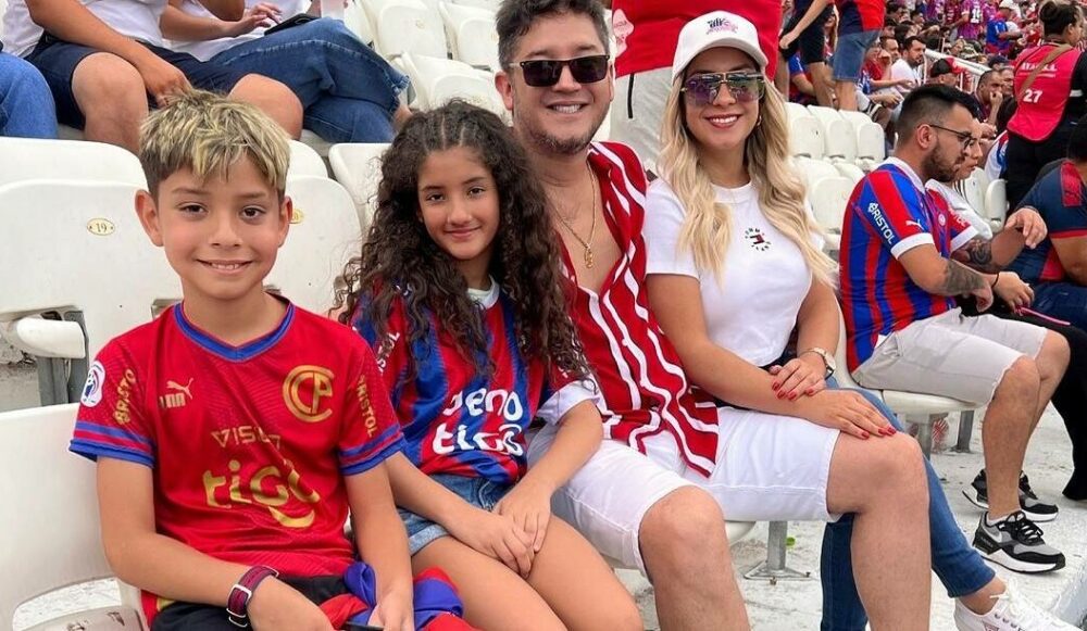 Popular / Junior Rodríguez llevó a sus hijos y su amorchi a la cancha ...