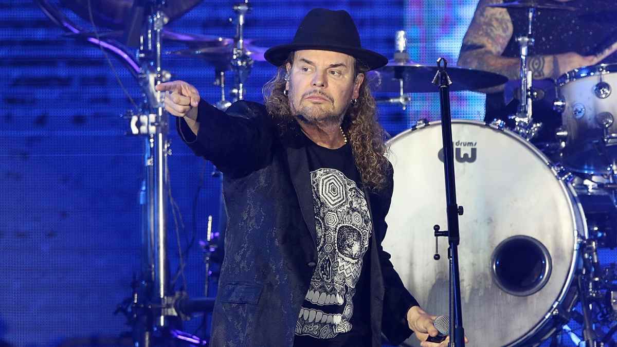 Popular / Vocalista de Maná se lanzó contra letras de Bad Bunny