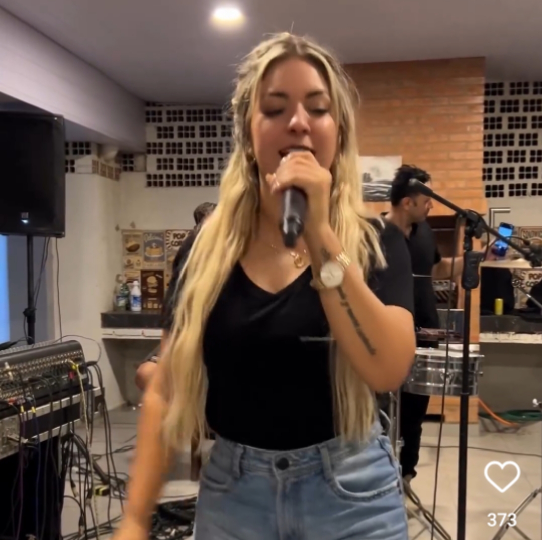 Popular / (VIDEO)Fátima Román homenajeó a sus músicos por día del cantante
