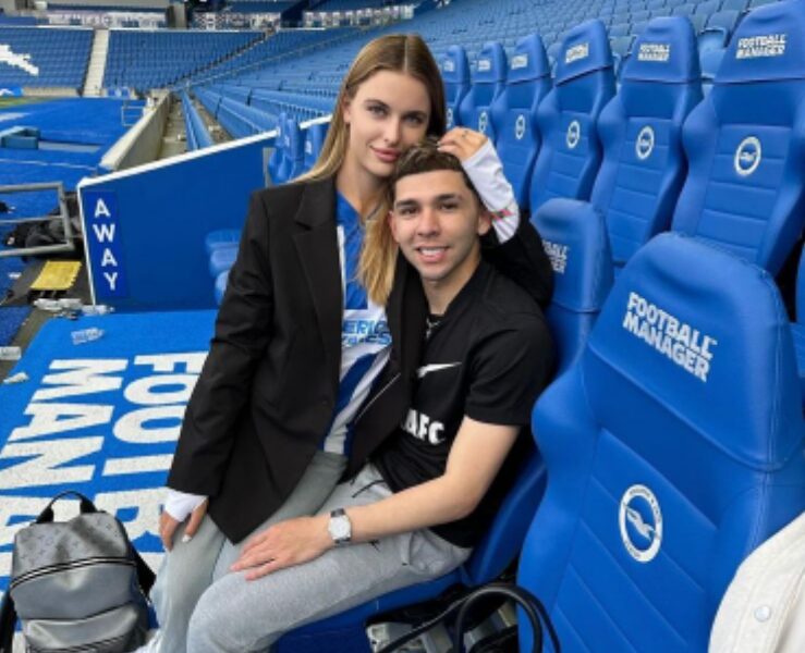 Popular / Modelo española, novia de Julio Enciso presume camiseta de ...