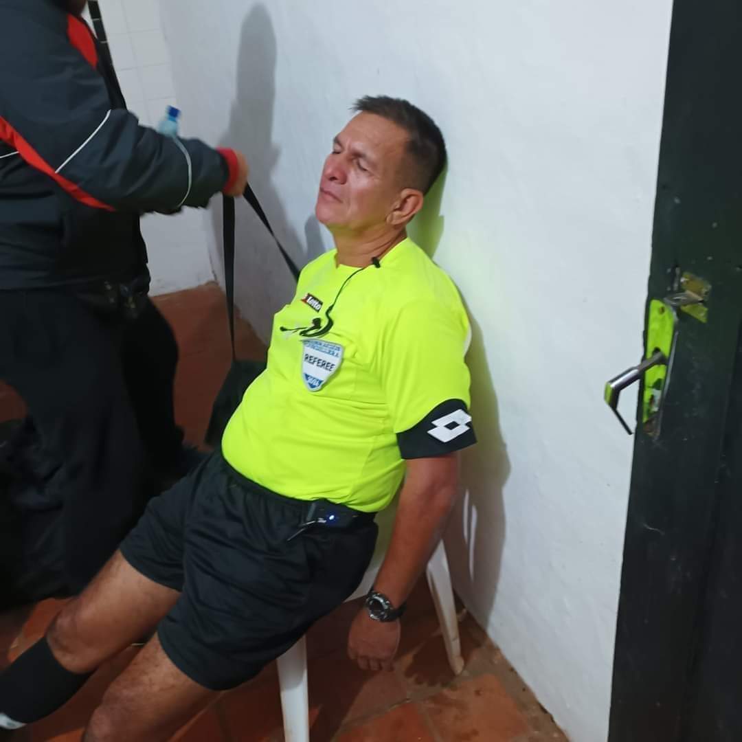 Popular / Soplapitos fue noqueado por un hincha en la Liga Alteña