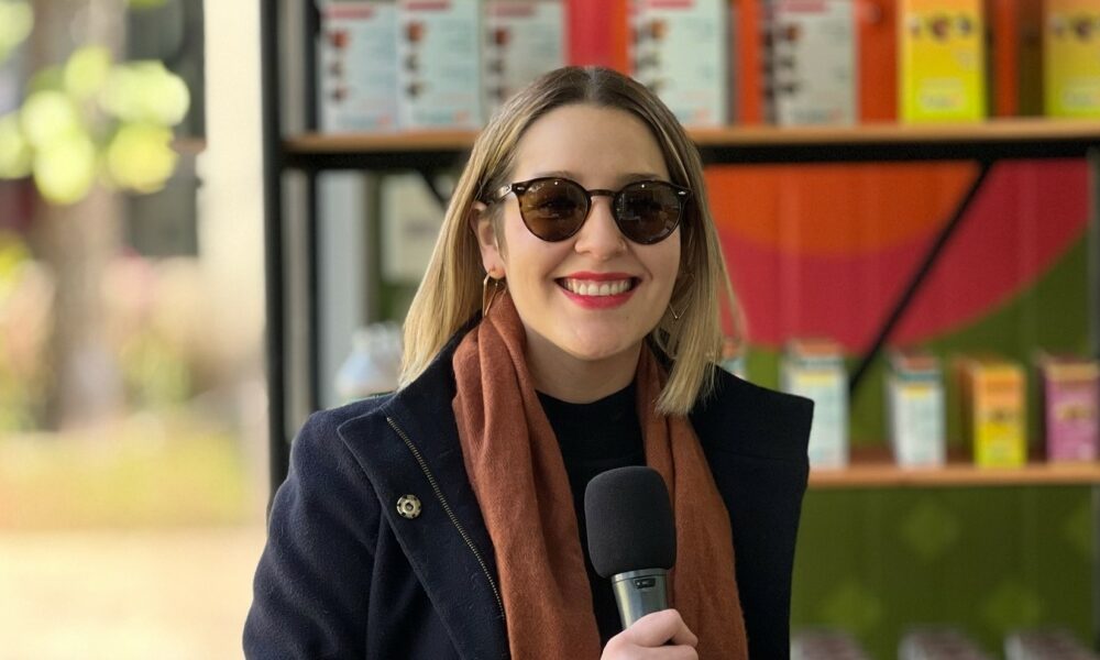 Popular / [VIDEO] ¡Locutora muestra su corte de cabello osado!