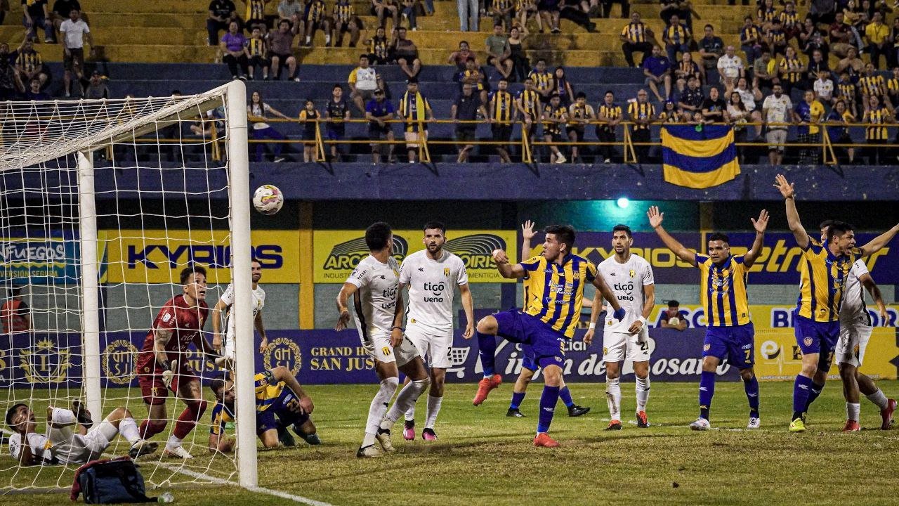 Popular / El "Chanchón" reaccionó a tiempo y terminó vacunando al "Cacique"