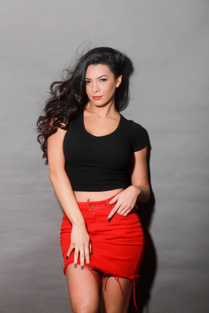 Popular / ¡Dejó las fotos sexys para ser toda una especialista en depilaciones!