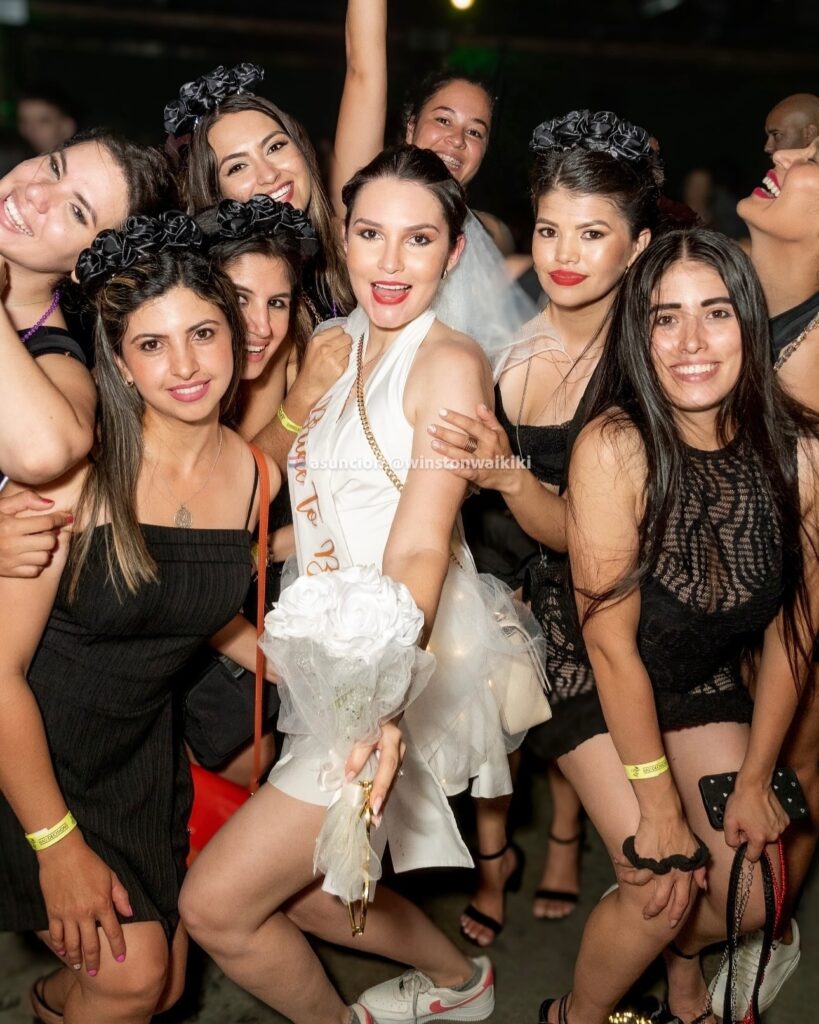 Popular / [VIDEO] ¡Mirá cómo fue la despedida de soltera de la novia de Alex Arce!