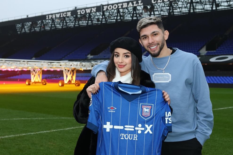 Popular / (GALERÍA) ¡Ochororo el amor! La chuli de Julio Enciso apareció en la presentación con ...