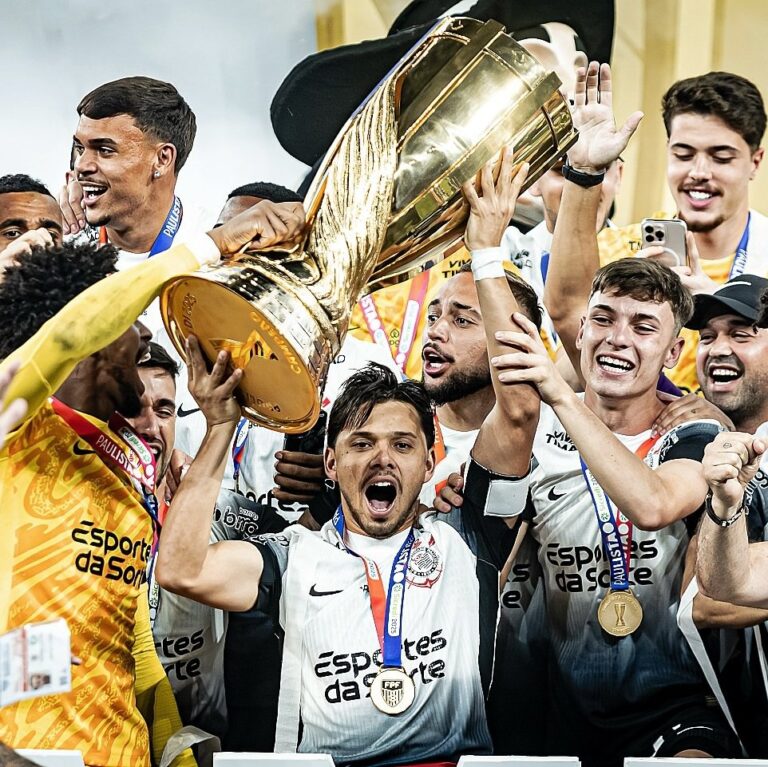 Popular / ¡Ángel Romero levantó la copa de Corinthians tras consagrarse ...