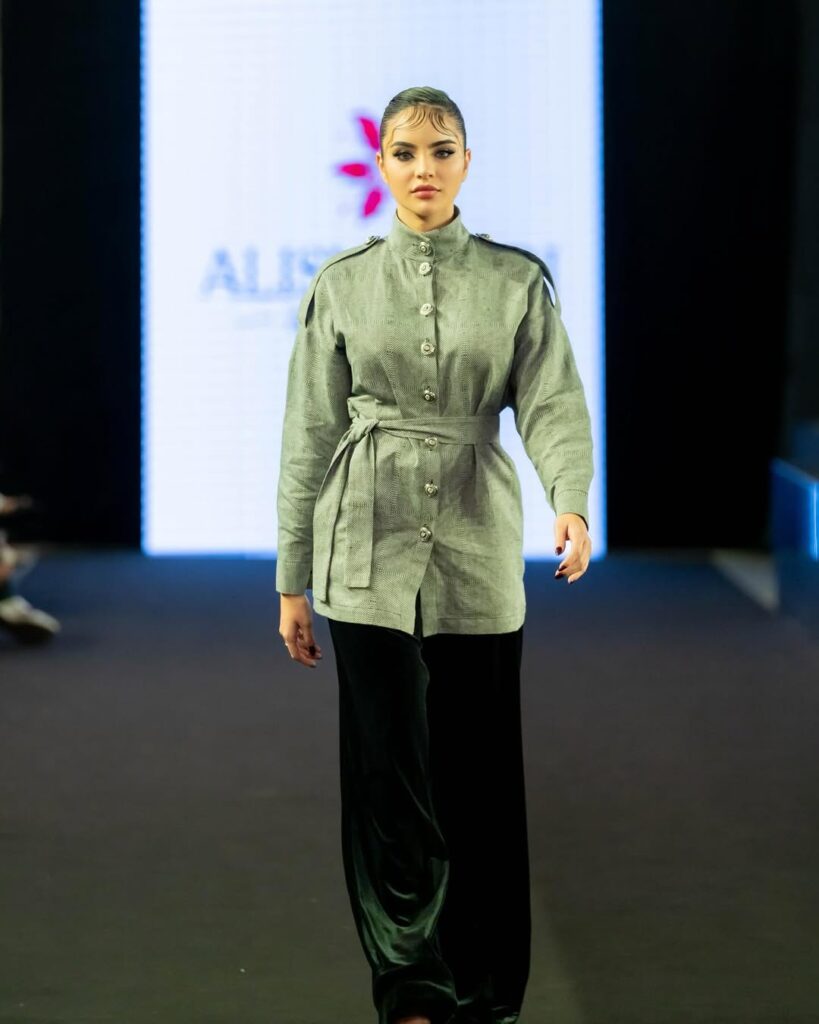 Popular / (VIDEO) ¡ExMiss paraguaya apareció en desfile chururú en Dubái!