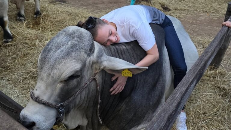 Popular / ¡La influencer Anne Walde se subió a un toro!