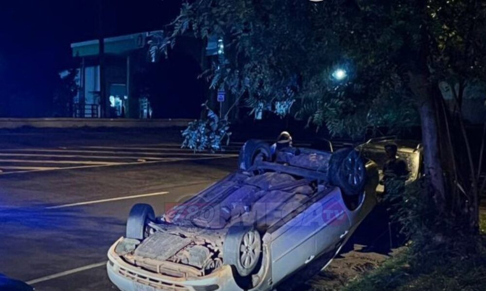 Popular / Por esquivar a firulais, enfermera volcó su vehículo