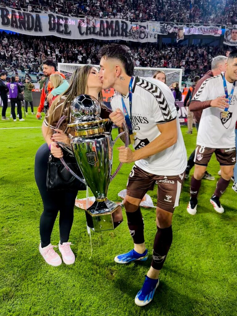 Popular / (VIDEO) ¡Un ñato chocó contra la casa de la actriz Jennifer ...