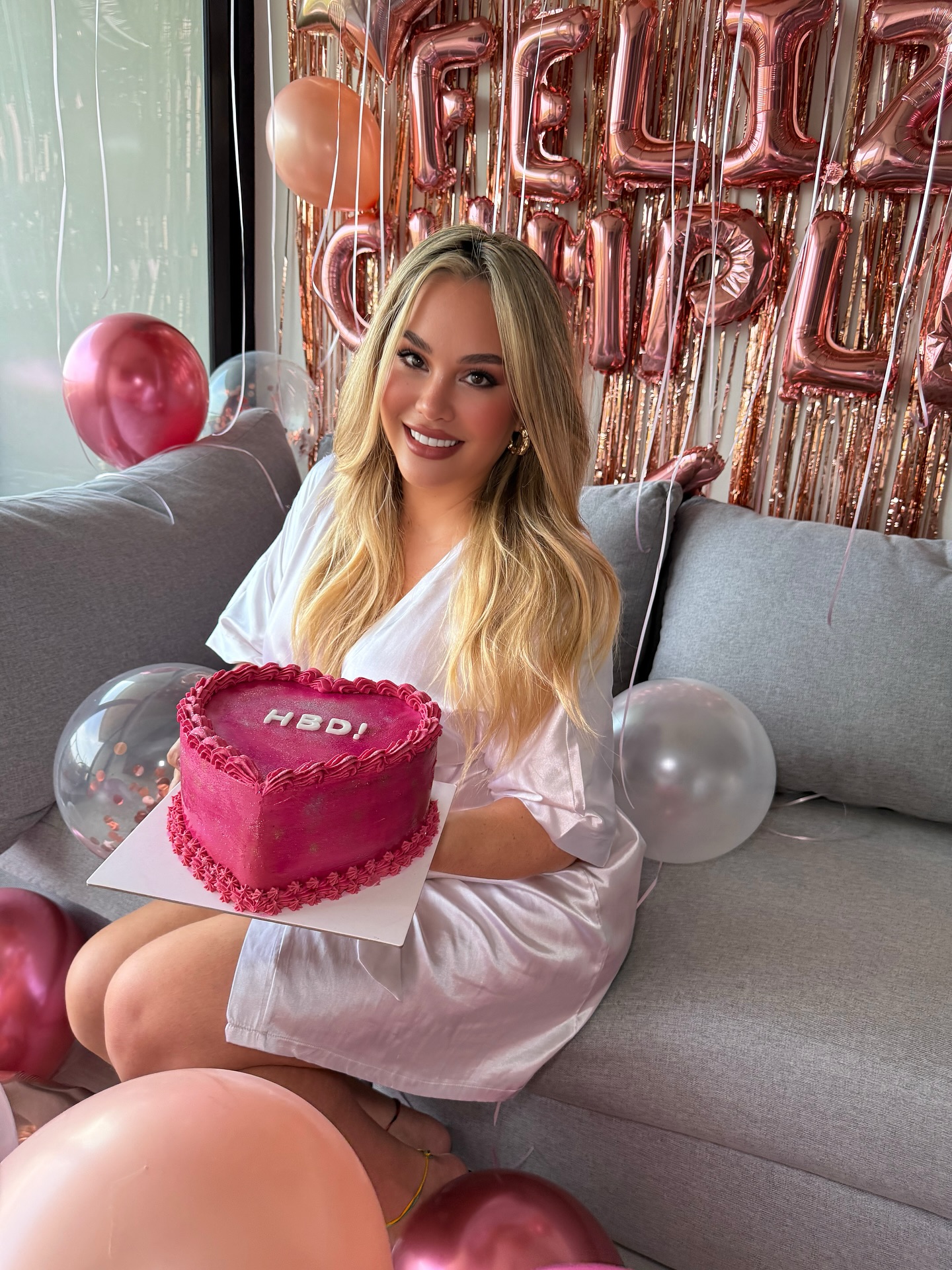 Popular / ¡Alexa celebra su cumple en bata de seda!