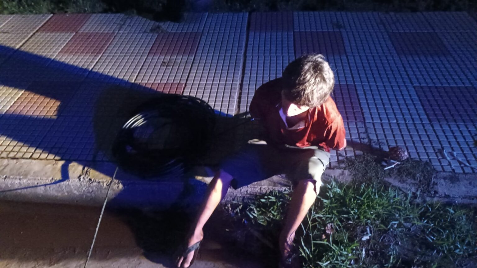 Popular / Sorprenden a pendex robando cables subterráneos