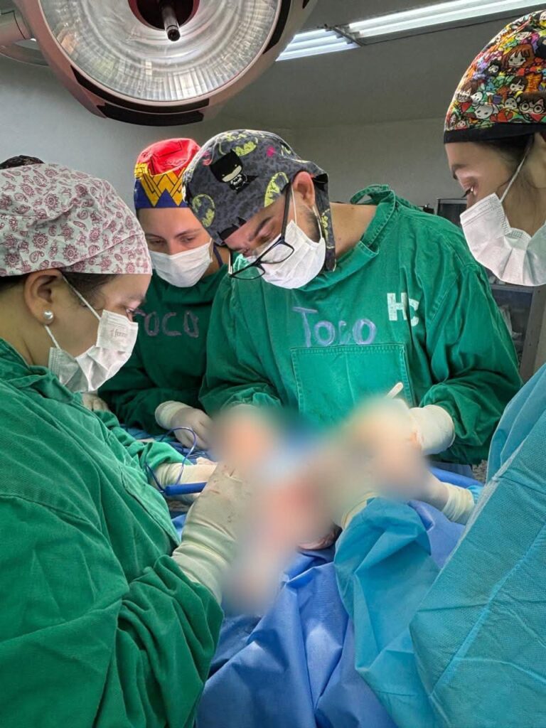 Popular / Extraen feroz tumor cervical a una recién nacida en Clínicas